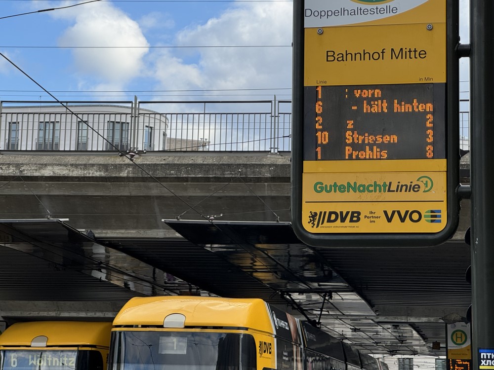 DVB AG: Erstmals Anzeige der genauen Halteposition von Bus und Bahn am ...